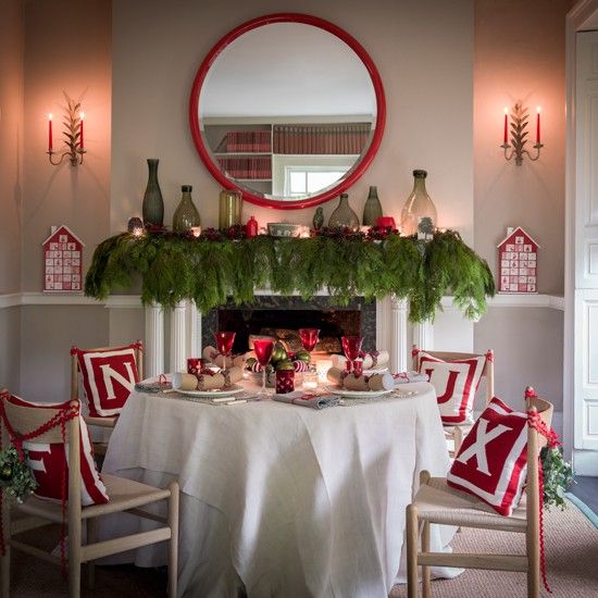 37 Stunning Christmas Dining Room Décor Ideas - DigsDigs 37 Stunning Christmas Dining Room Décor Ideas - DigsDigs