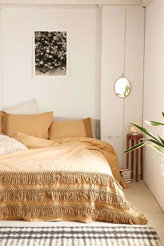 47 Cozy And Inspiring Bedroom Decorating Ideas In Fall Colors - DigsDigs