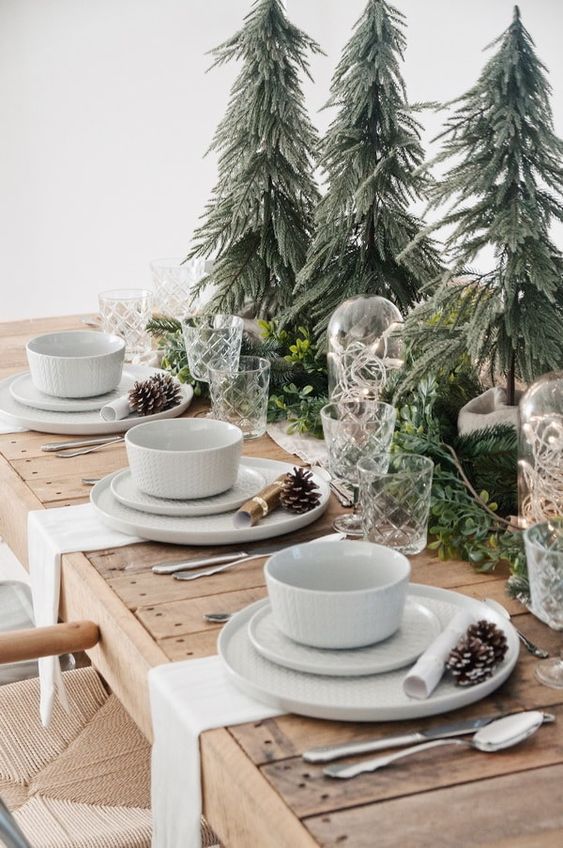 38 Inspiring Rustic Christmas Table Settings - DigsDigs