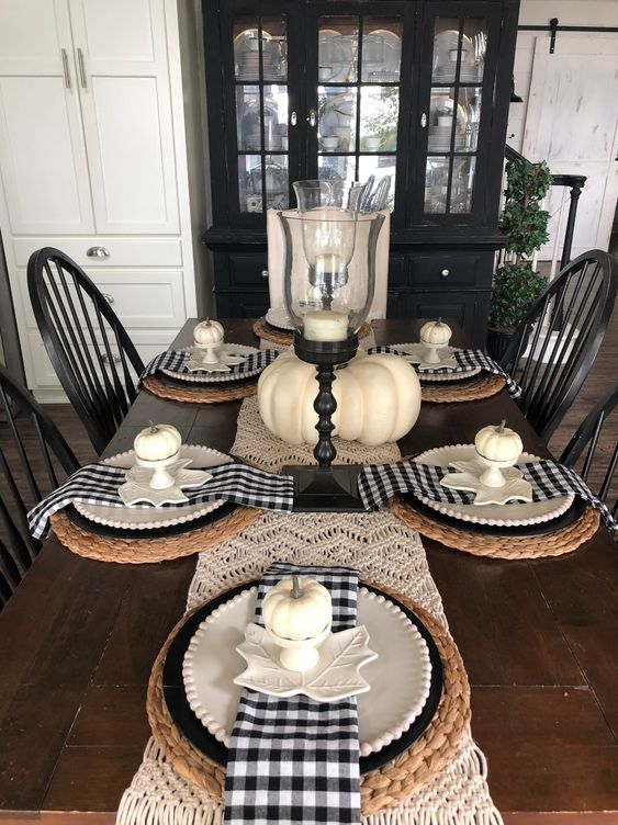 39 Elegant Black And White Thanksgiving Décor Ideas - DigsDigs