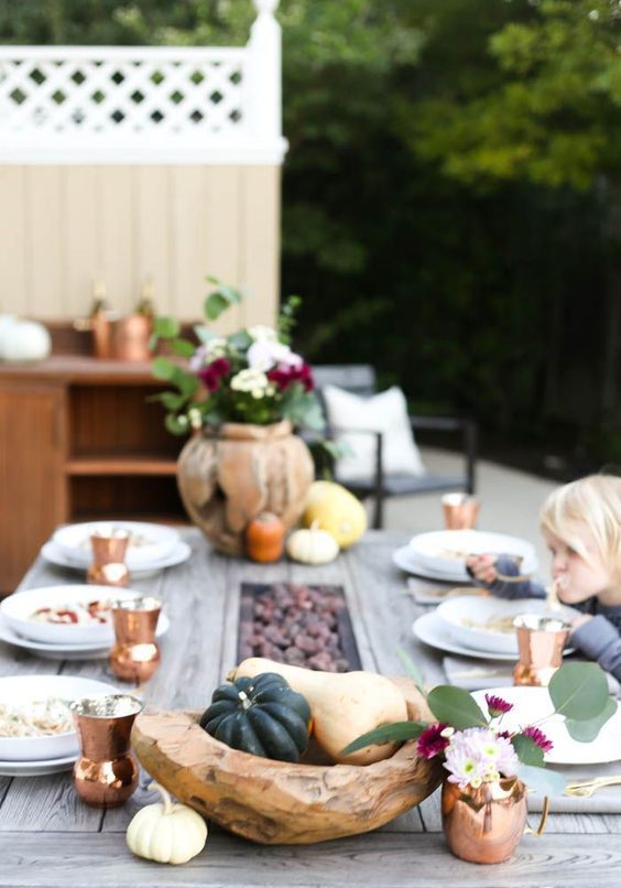 36 Outdoor Thanksgiving Dinner Décor Ideas - DigsDigs