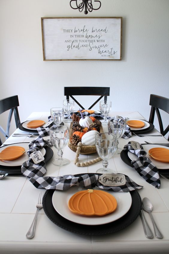 39 Elegant Black And White Thanksgiving Décor Ideas - DigsDigs