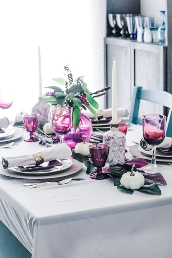 38 Thanksgiving Table Settings In Dramatic Purple - DigsDigs