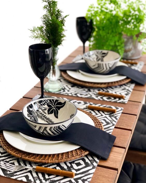 39 Elegant Black And White Thanksgiving Décor Ideas - DigsDigs