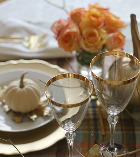 46 Gold Thanksgiving Décor Ideas - DigsDigs
