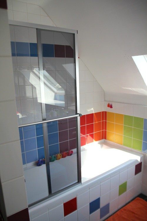 47 Multicolor Tile Bathroom Decor Ideas - DigsDigs