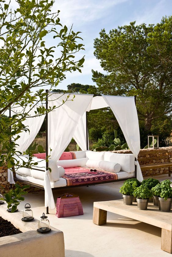 48 Dreamy Outdoor Bedroom Oasis Designs - DigsDigs