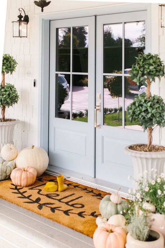 52 Cozy Thanksgiving Front Door Décor Ideas - DigsDigs