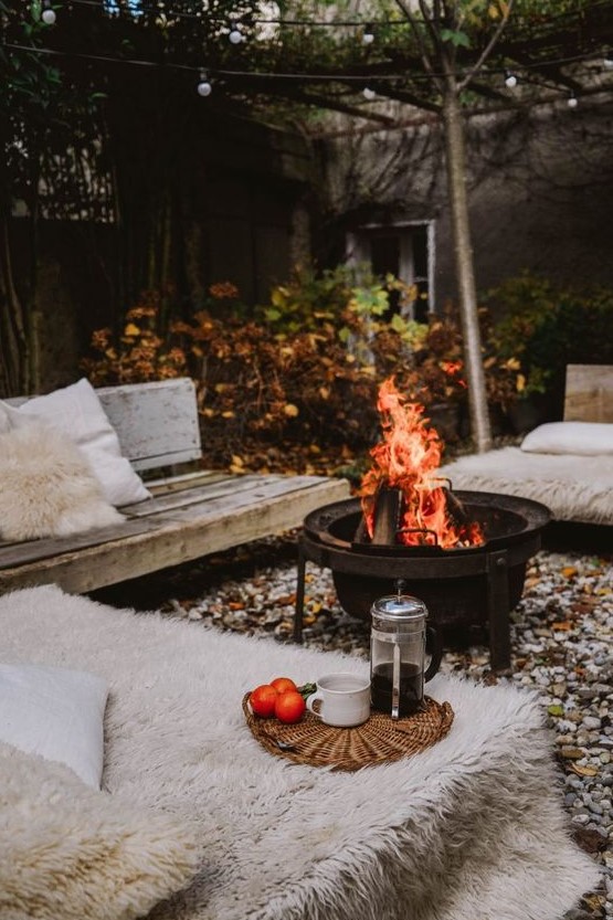 55 Cozy And Beautiful Winter Terrace Décor Ideas - DigsDigs