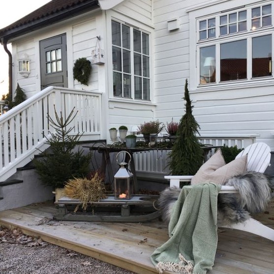 55 Cozy And Beautiful Winter Terrace Décor Ideas - DigsDigs