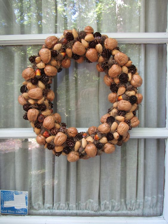 42 Beautiful Nut And Acorn Wreaths For Natural Fall Décor - DigsDigs
