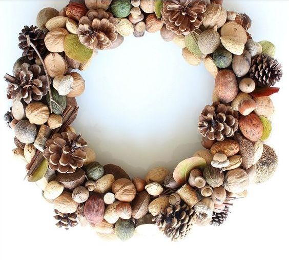 42 Beautiful Nut And Acorn Wreaths For Natural Fall Décor - DigsDigs