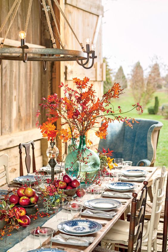 36 Leaf Centerpieces For Fall And Thanksgiving Décor - DigsDigs