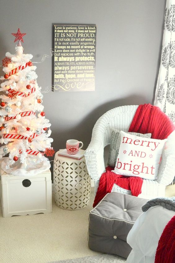 61 Cool And Fun Christmas Decor Ideas For Kids’ Rooms - DigsDigs