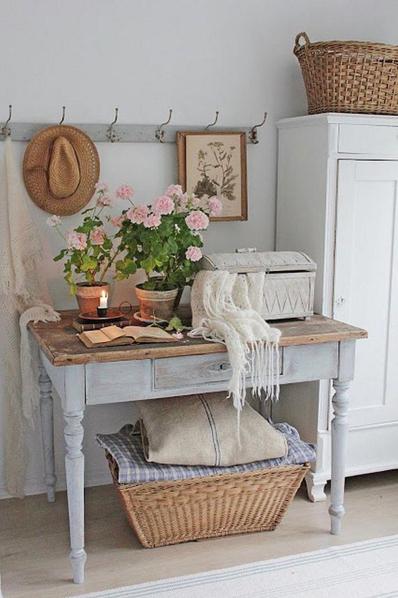 40 Cute And Sweet Shabby Chic Hallway Décor Ideas - DigsDigs