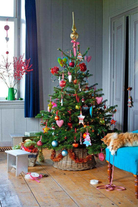 How To Cover A Christmas Tree Base: 38 Ideas - DigsDigs