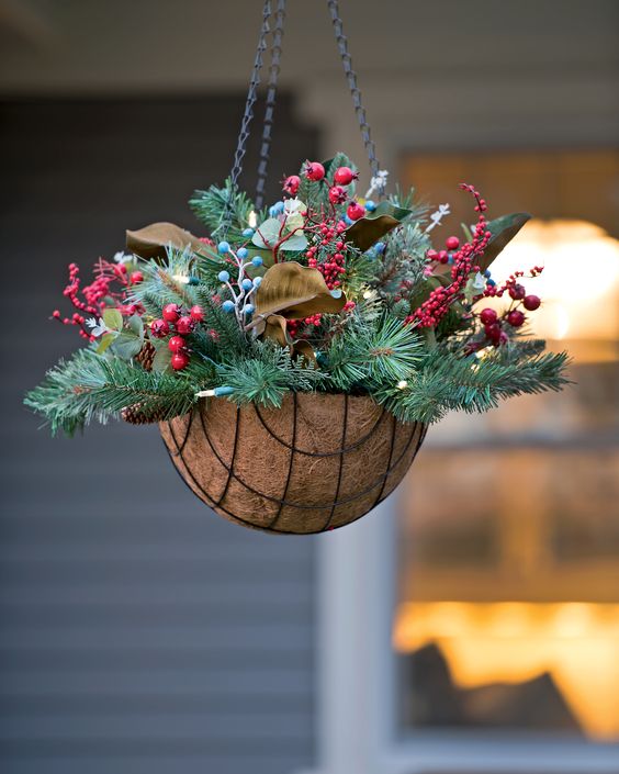 38 Eye-Catchy Christmas Arrangements - DigsDigs