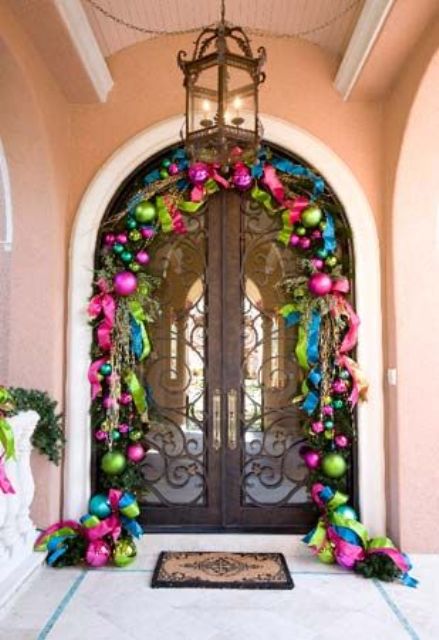 39 Christmas Door Décor Ideas That Aren’t Wreaths - DigsDigs