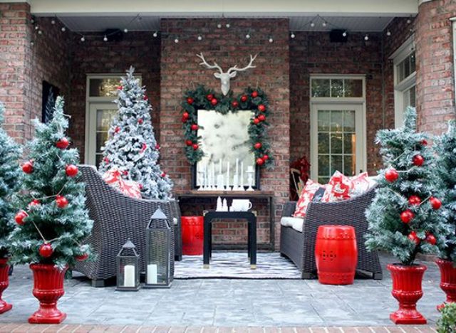 38 Outdoor Christmas Trees That Wow - DigsDigs