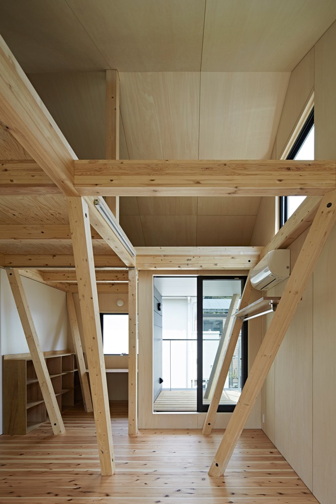 Modern Home With Clusters Of Wooden Columns - DigsDigs