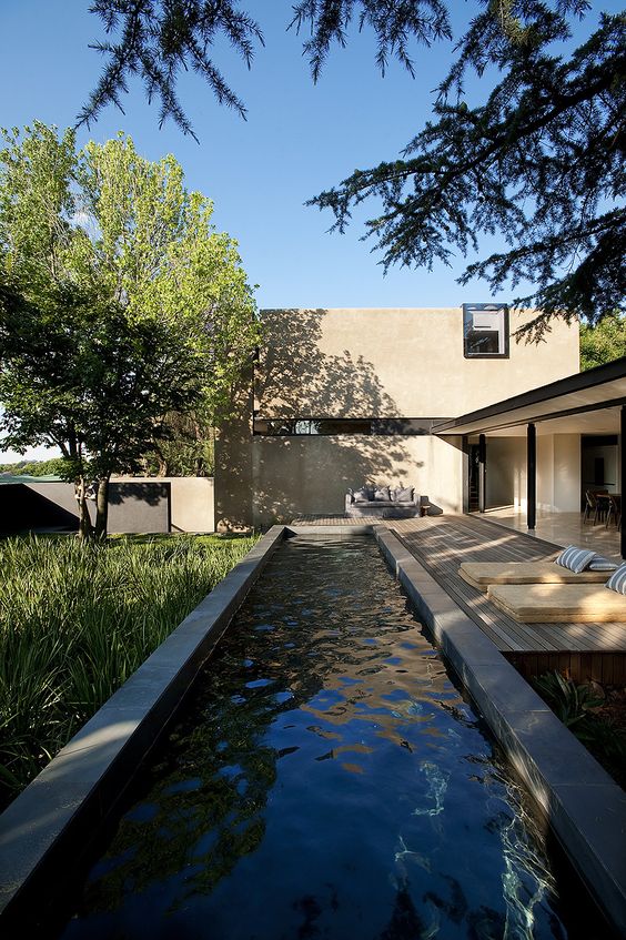 30 Awesome Narrow Pools For The Tightest Spaces - DigsDigs