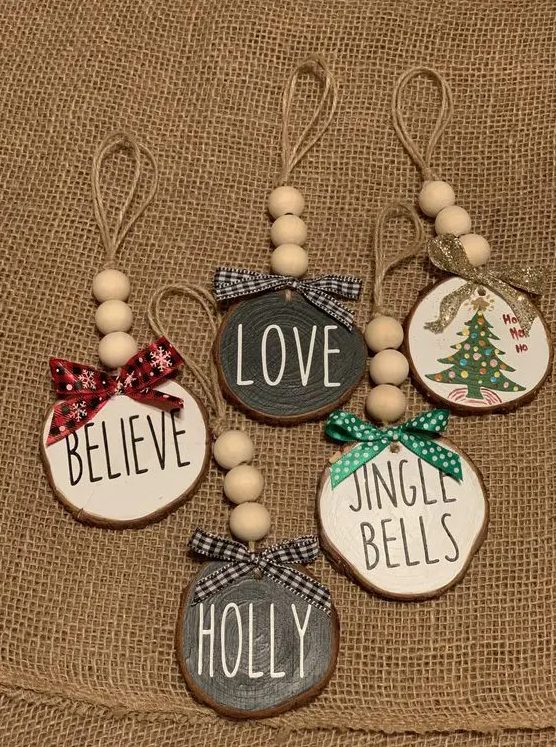 73 Rustic Wood Slice Christmas Decor Ideas - DigsDigs