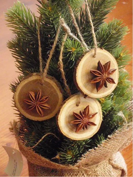 73 Rustic Wood Slice Christmas Decor Ideas - DigsDigs