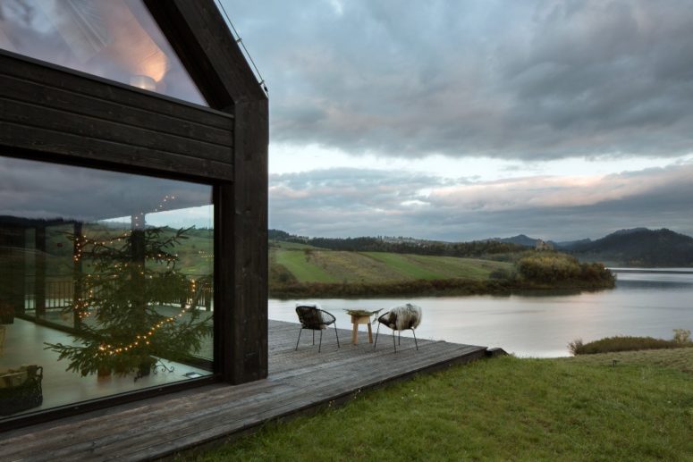 Gabled Lakeside Cottage With Contemporary Decor - DigsDigs