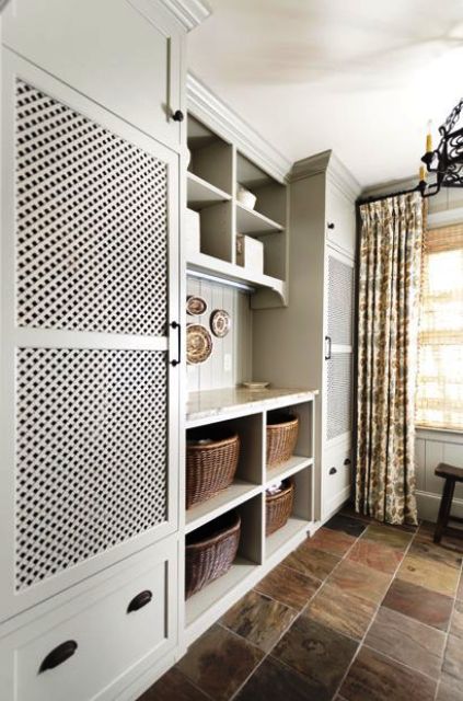 24 Elegant Wood Lattice Home Decor Ideas - DigsDigs