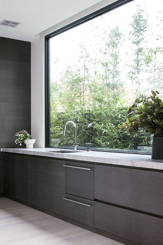 25 Trendy Window Backsplashes With Pros And Cons - DigsDigs