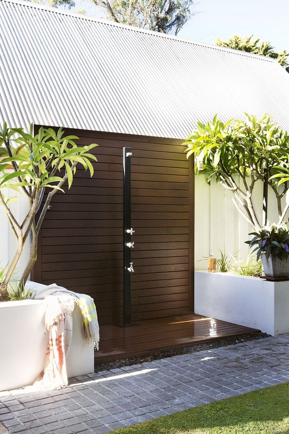 25 Outdoor Shower Decor Ideas To Try - DigsDigs