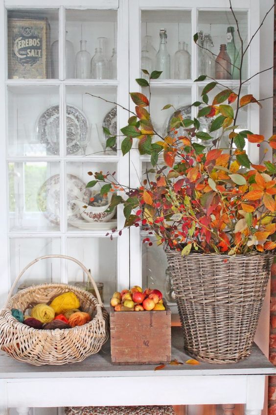 25 Ways To Use Fall Leaves For Home Decor - DigsDigs