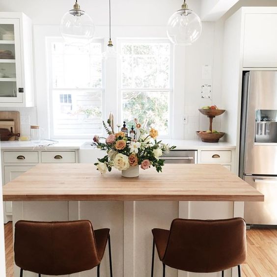 25 Stylish And Functional Eat-In Kitchen Ideas - DigsDigs