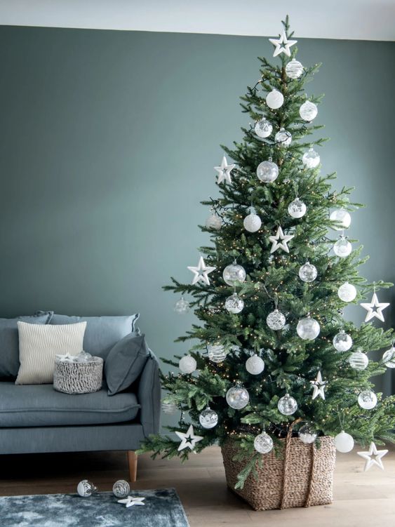 78 Scandinavian Christmas Tree Decor Ideas - DigsDigs