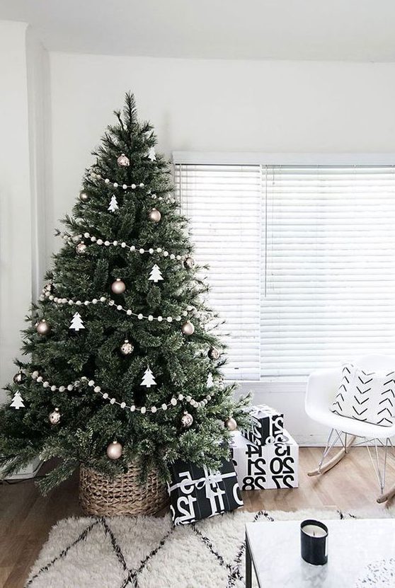 78 Scandinavian Christmas Tree Decor Ideas - DigsDigs