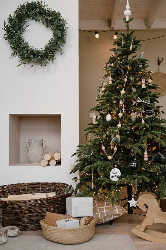 78 Scandinavian Christmas Tree Decor Ideas - DigsDigs