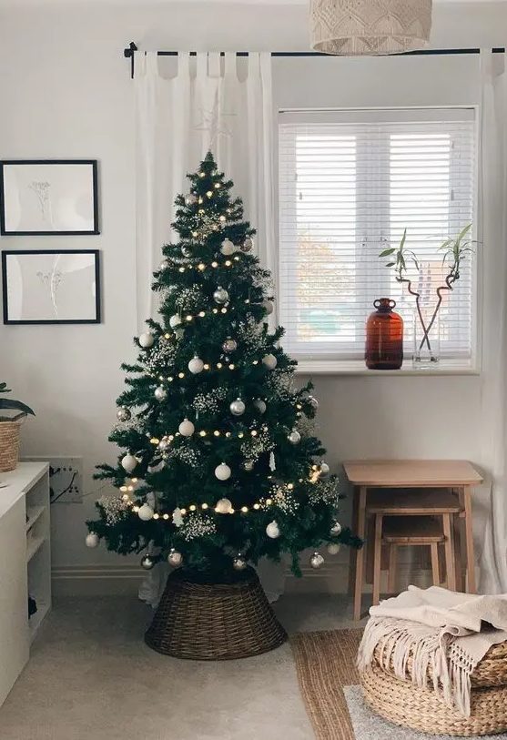 78 Scandinavian Christmas Tree Decor Ideas - DigsDigs