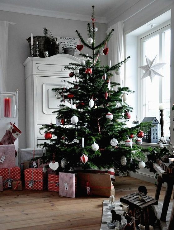 78 Scandinavian Christmas Tree Decor Ideas - DigsDigs