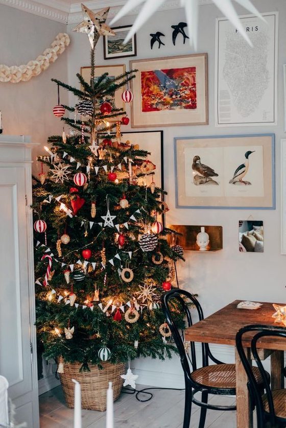 78 Scandinavian Christmas Tree Decor Ideas - DigsDigs