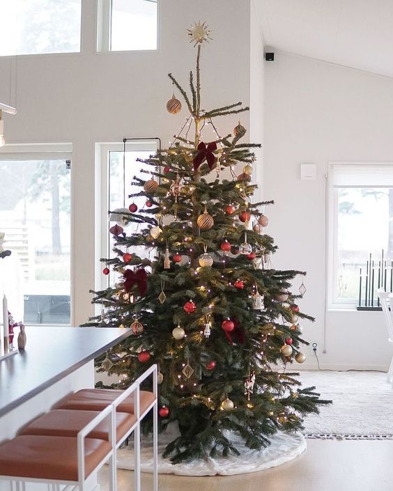 78 Scandinavian Christmas Tree Decor Ideas - DigsDigs