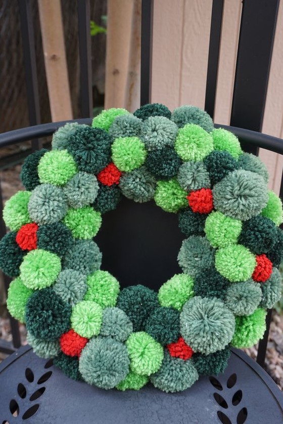 107 Fun Pompom Christmas Decor Ideas - DigsDigs