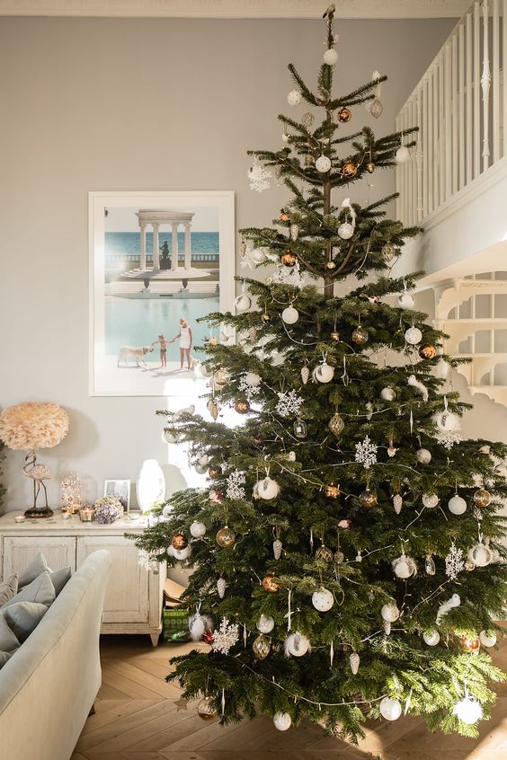 78 Scandinavian Christmas Tree Decor Ideas - DigsDigs