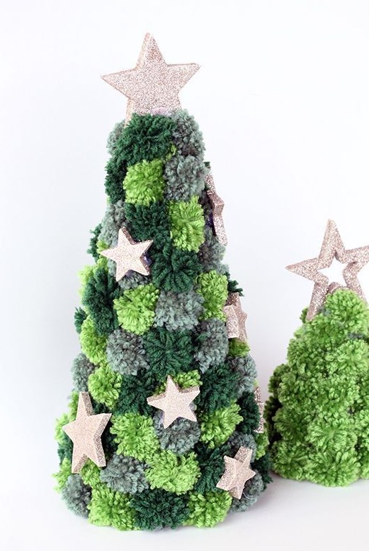 107 Fun Pompom Christmas Decor Ideas - DigsDigs