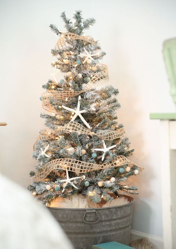 25 Charming Beach Christmas Home Decor Ideas - DigsDigs