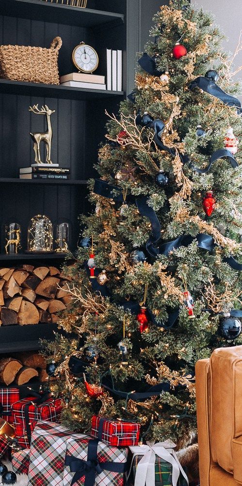 25 Ways To Decorate Your Christmas Tree With Ribbons - DigsDigs