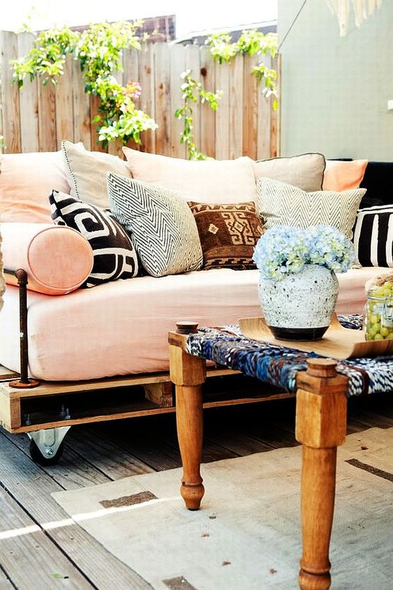 25 Pallet Beds And Daybeds For Indoors And Outdoors - DigsDigs