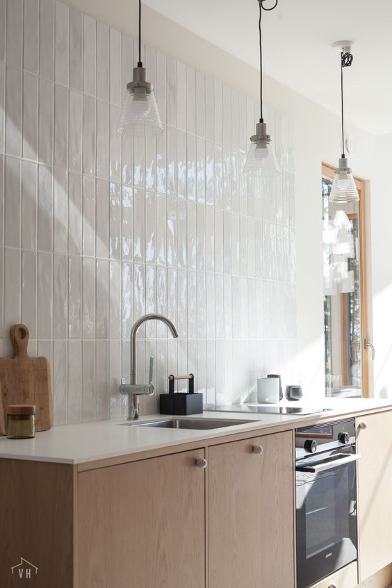 93 Edgy And Bold Skinny Tile Backsplashes - DigsDigs