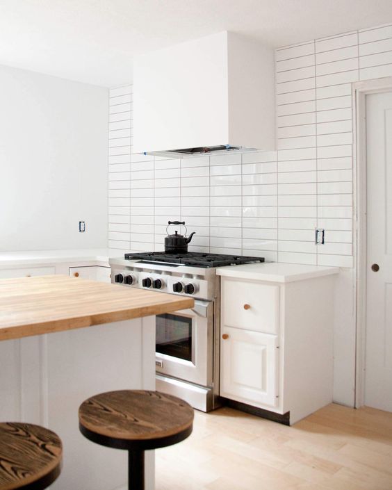 93 Edgy And Bold Skinny Tile Backsplashes - DigsDigs