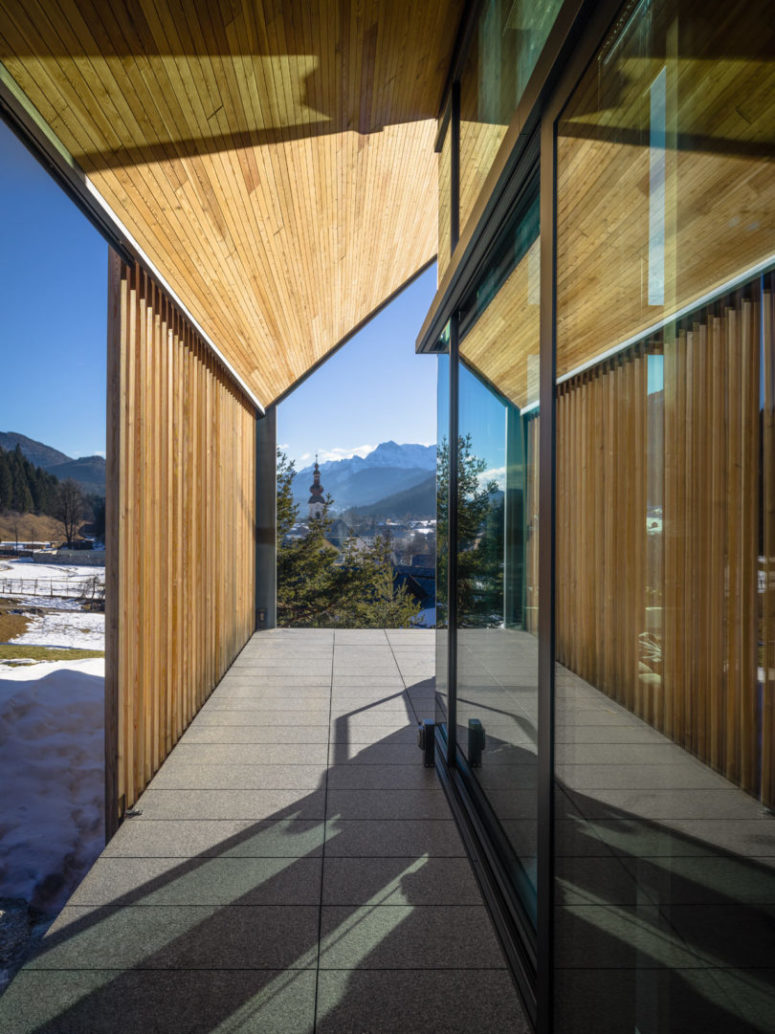 Mountain Home Clad With Wood Sunshade - DigsDigs