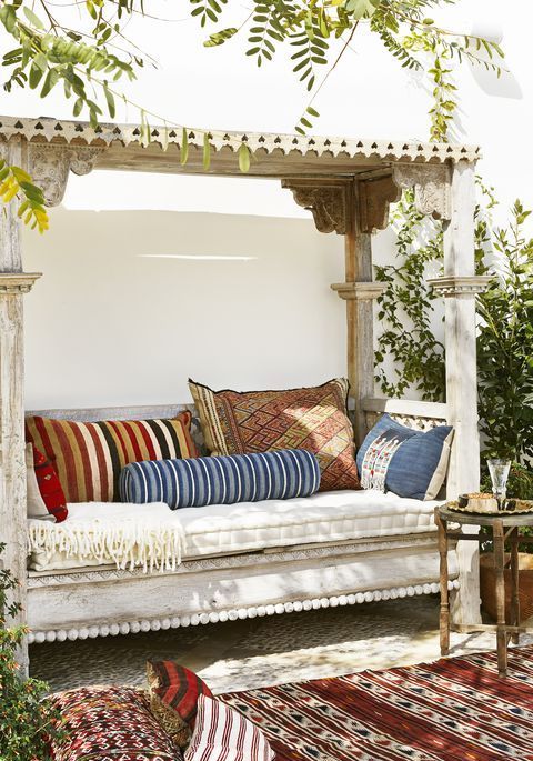 25 Welcoming Outdoor Daybeds For Your Siestas - DigsDigs